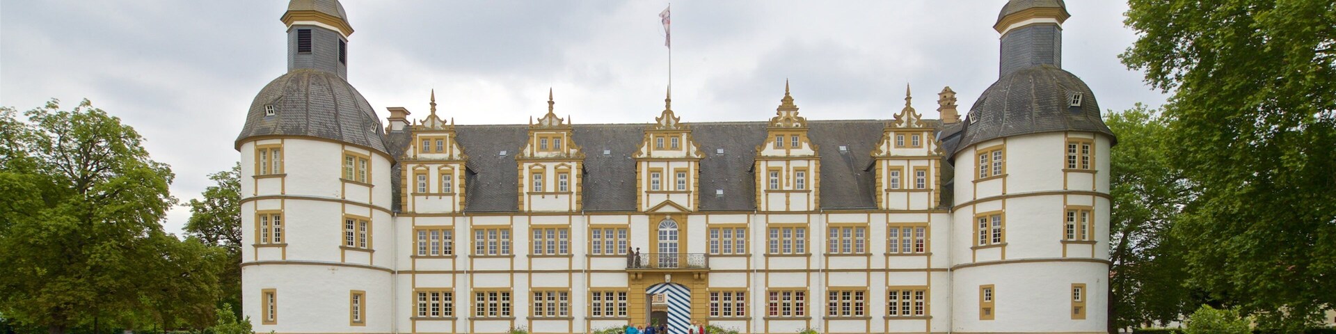 Castelo de Neuhaus que inclui arquitetura de patrimônio e um castelo