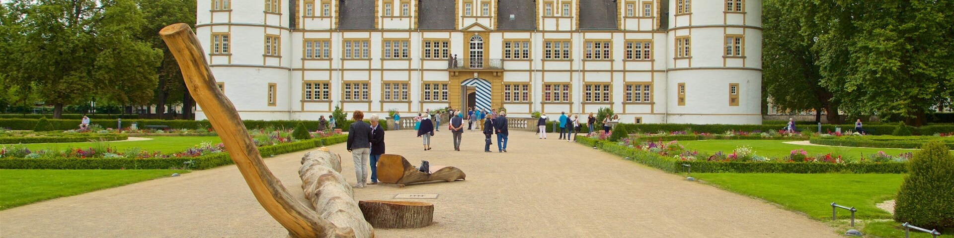 Castelo de Neuhaus mostrando um parque, flores e arquitetura de patrimônio