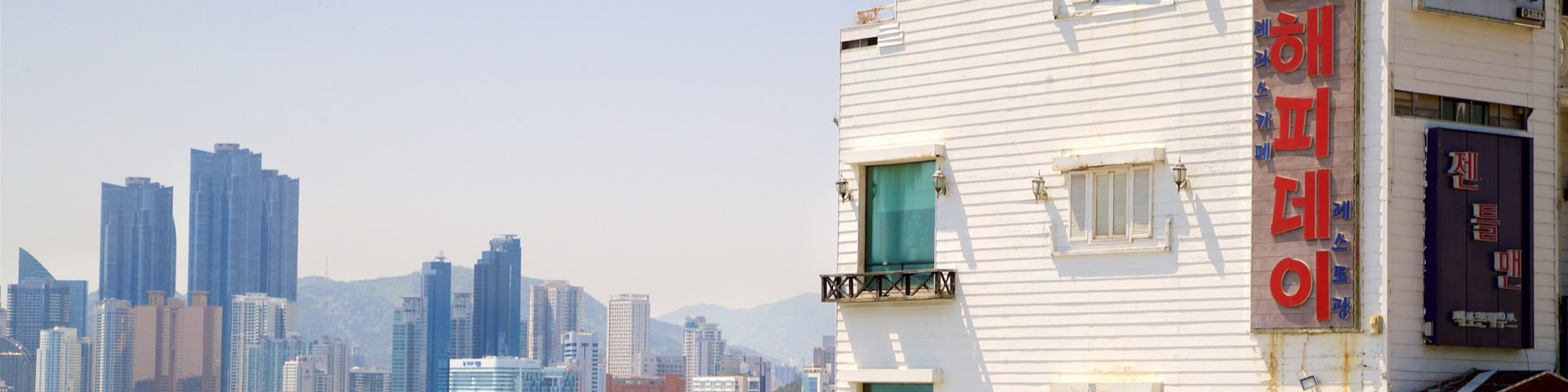 Monte Dalmaji que inclui uma cidade, sinalização e uma cidade litorânea