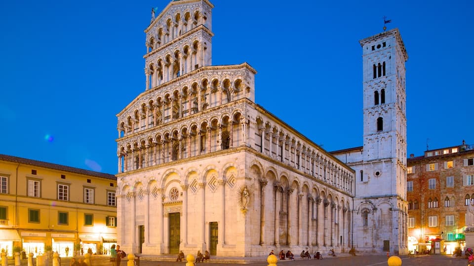 Lucca showing a square or plaza, a church or cathedral and heritage architecture