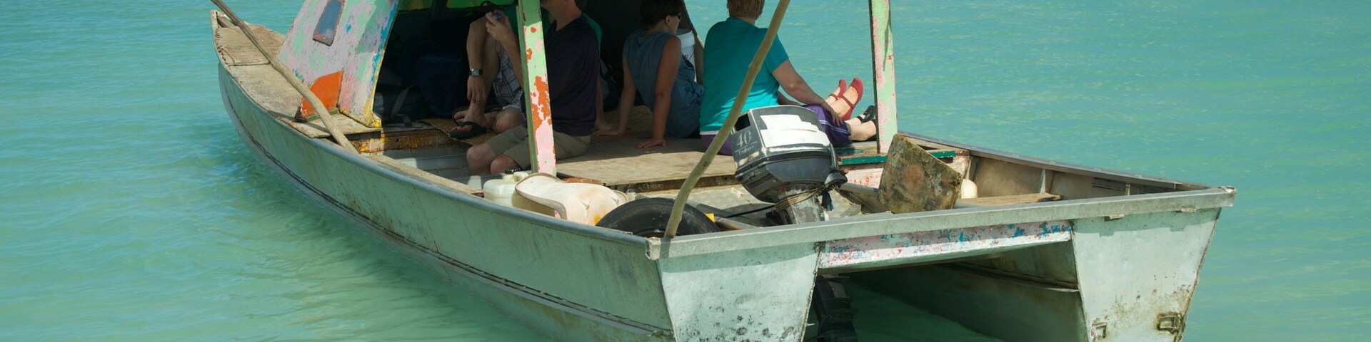 Manono mostrando canoagem e cenas tropicais assim como um pequeno grupo de pessoas