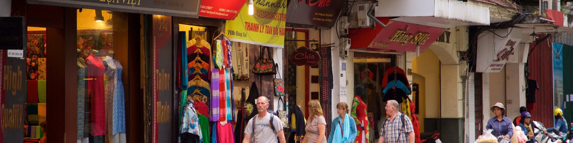 Rua Hang Gai mostrando sinalização e cenas de rua
