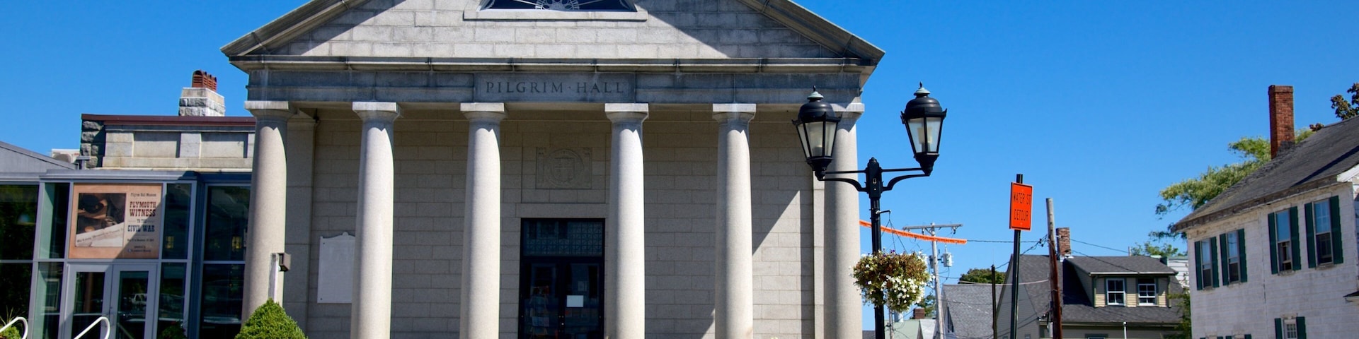 Pilgrim Hall Museum caracterizando cenas de rua e arquitetura de patrimĂŽnio assim como um pequeno grupo de pessoas