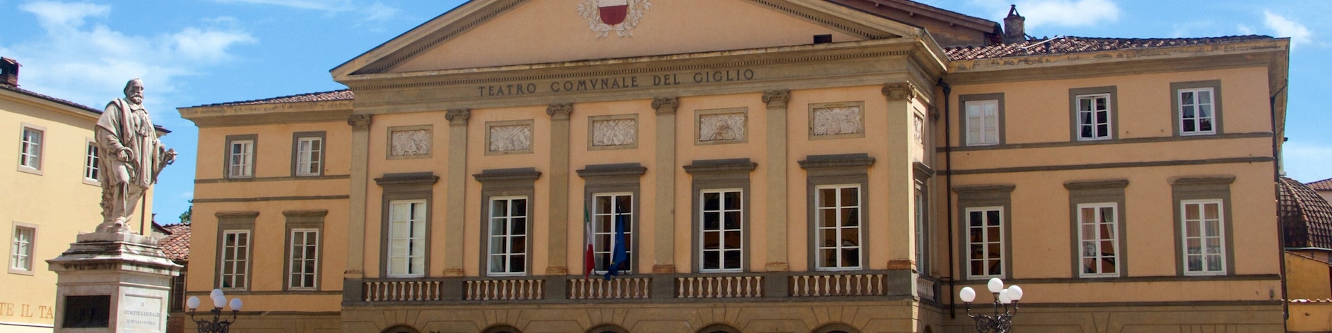 Teatro del Giglio caracterizando uma estátua ou escultura, uma praça ou plaza e arquitetura de patrimônio