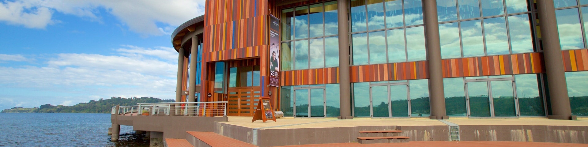 Teatro del Lago featuring modern architecture and general coastal views