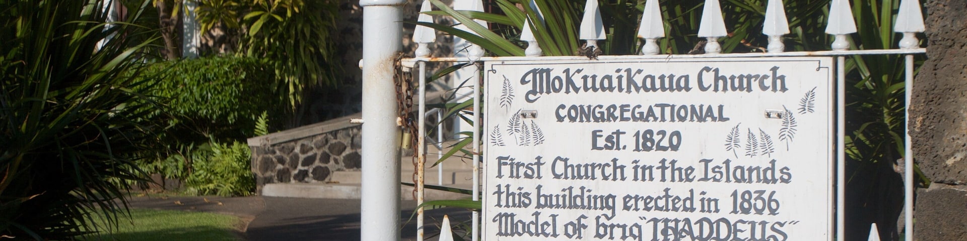Mokuaikaua Church featuring signage