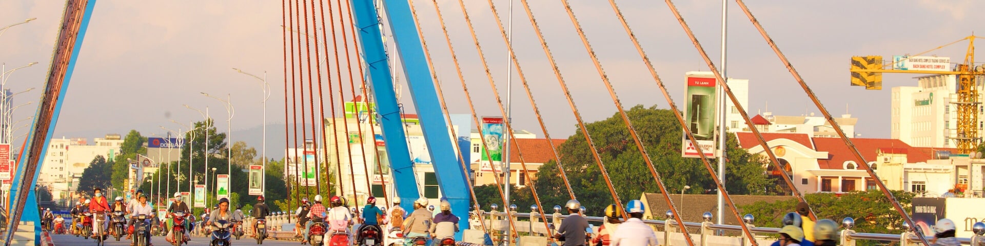 Ponte do Rio Han que inclui passeio de moto e uma ponte assim como um grande grupo de pessoas
