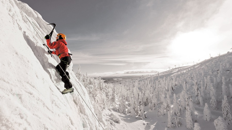 Ruka Ski Area showing climbing and snow