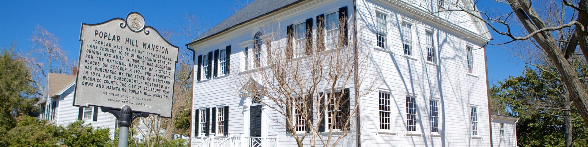 Poplar Hill Mansion showing signage, a house and heritage elements