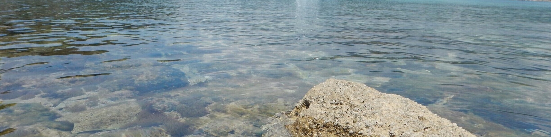 From Molunat I took a boat to see the surroundings. We had a fresh fish barbecue on a small island with a gorgeous view.