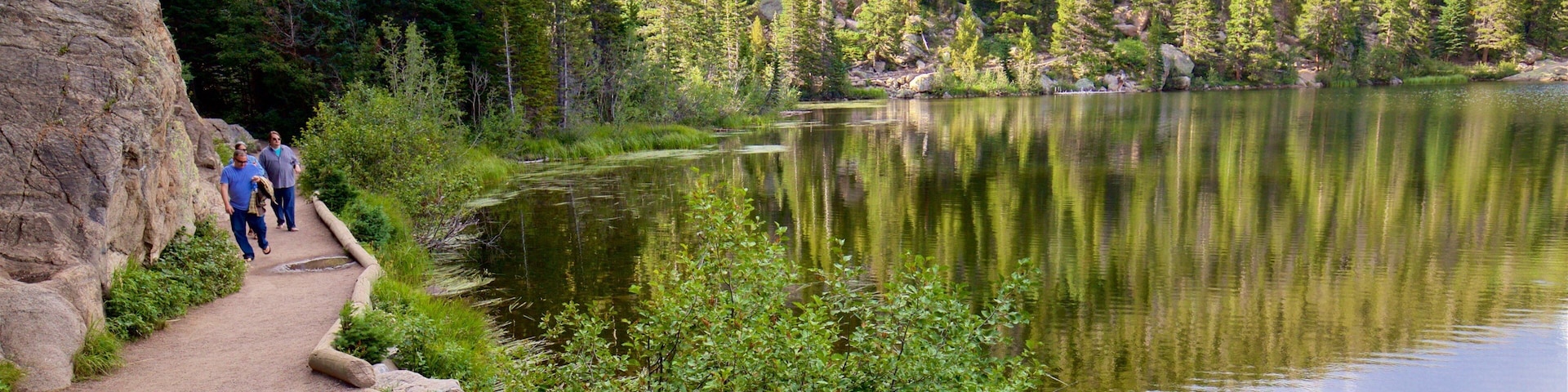 Bear Lake Trailhead mostrando um lago ou charco assim como um pequeno grupo de pessoas