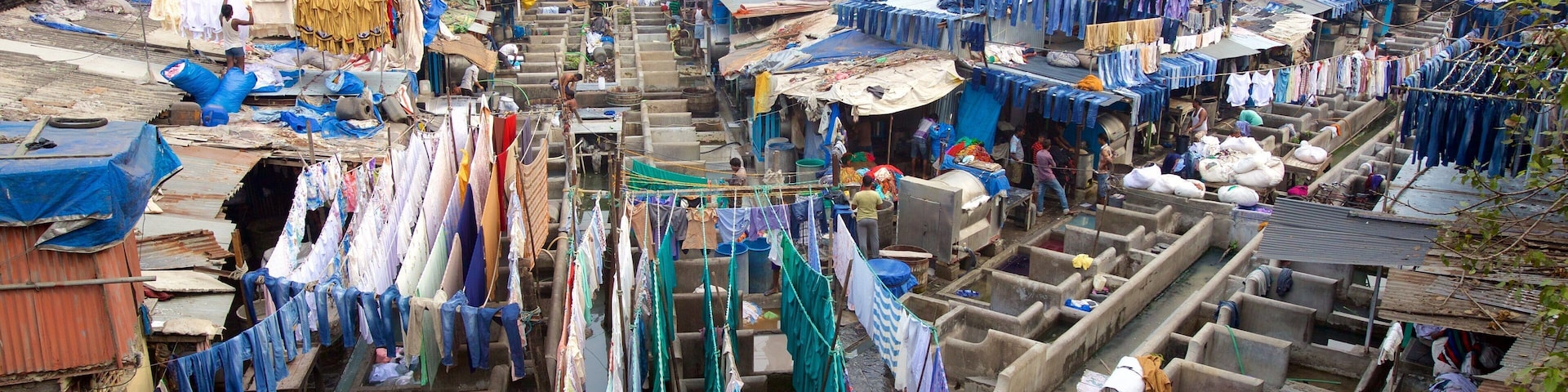 Uma área urbana densamente povoada, com muitos edifícios improvisados e varais de roupa.