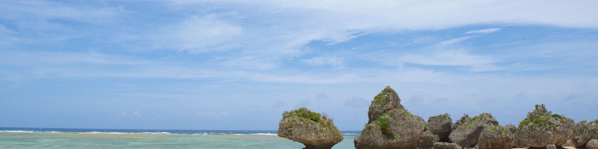 Praia de Nirai mostrando uma praia