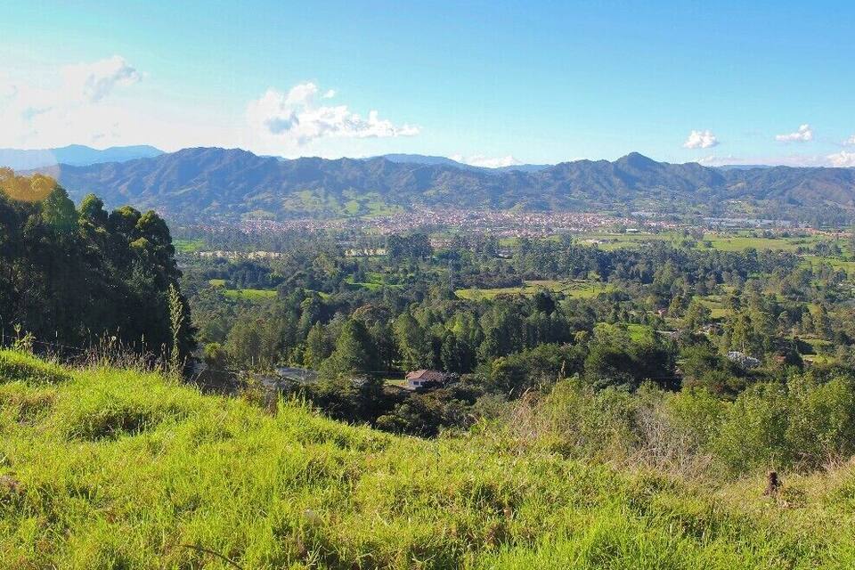 Paisagem montanhosa com uma cidade aninhada no vale.