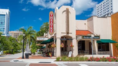 Um teatro com uma placa indicando "Florida Studio Theatre" e uma placa menor anunciando "Wednesday's Child Now Playing".