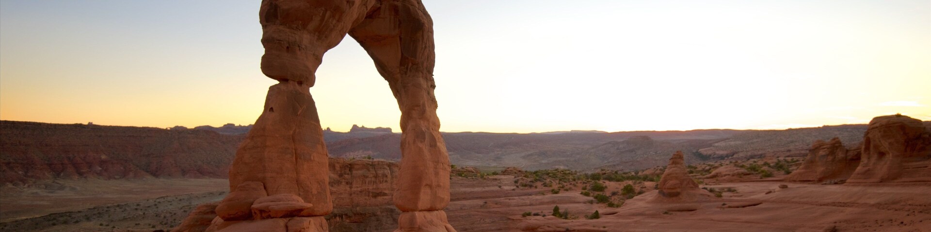 Delicate Arch que inclui um pôr do sol, escalada ou caminhada e paisagem