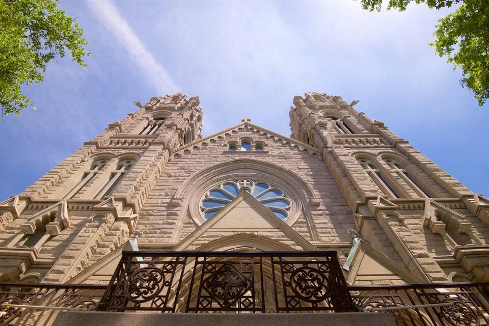 Uma igreja em estilo gótico com um grande vitral rosáceo e duas torres.