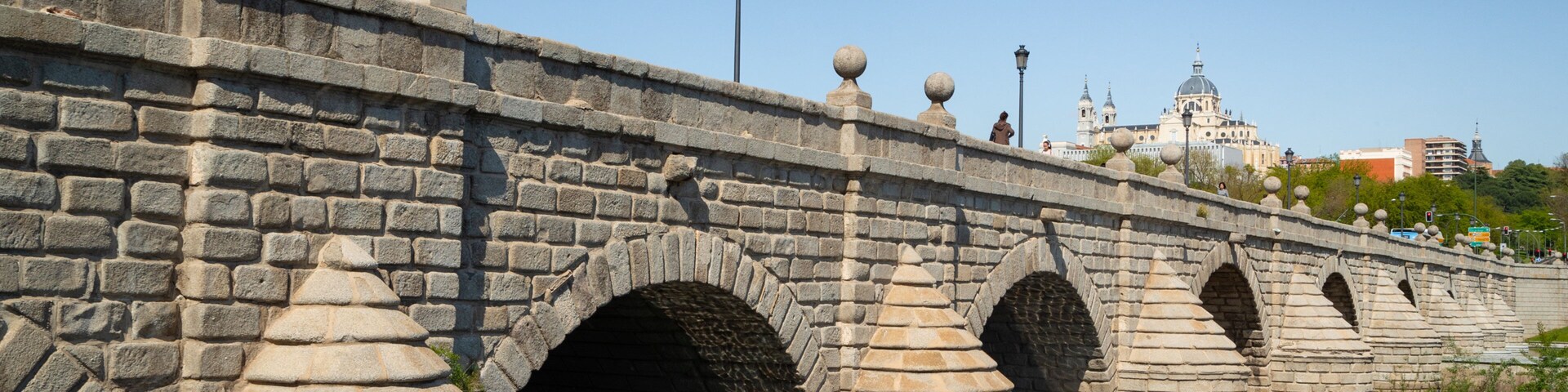 Madrid Rio which includes a river or creek and a bridge