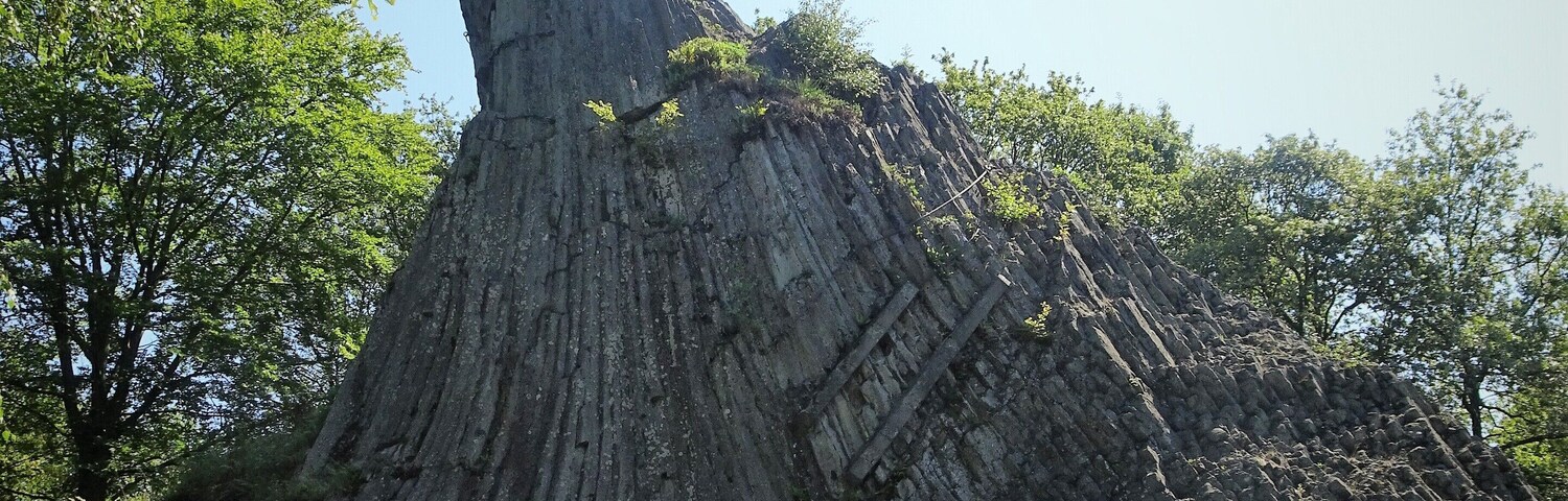 In the village of Herkersdorf (17 km south of Freudenberg) you can find the “Druidenstein”, a legendary basalt cone, located at 457 m altitude in the picturesque landscape of the Westerwald. According to tradition, Celtic priests built a place of worship on the Druid stone in pre-Christian times. On this sacrificial site, the Germanic goddess ‘Herka’ was worshiped (hence the name of the village: Herkersdorf).
A historic Way of the Cross leads from the Heilig-Kreuz-Kirche in the village centre to the Druidenstein. #LocalSecrets #Trovember #History