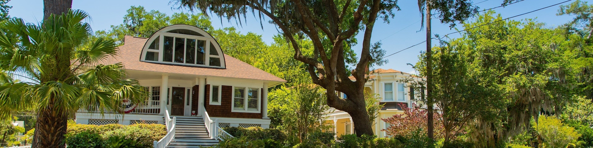 Isle of Hope Historic District showing a house