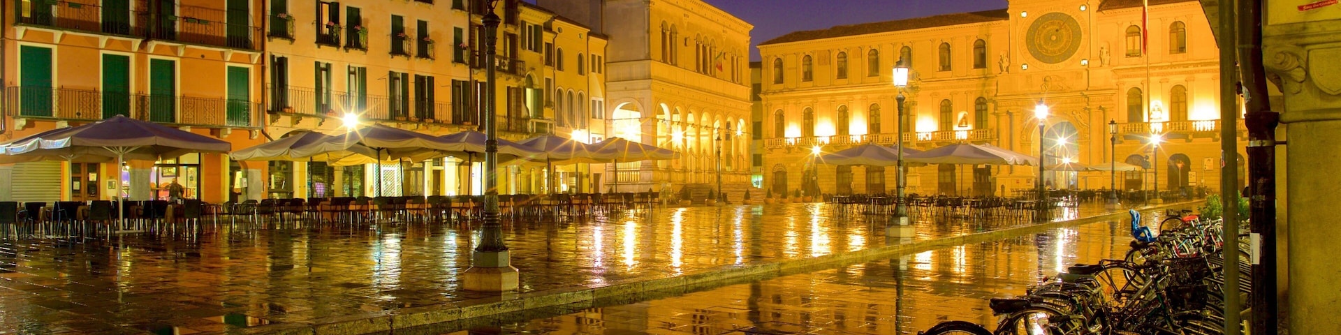 Piazza dei Signori caracterizando cenas noturnas, uma cidade e arquitetura de patrimônio