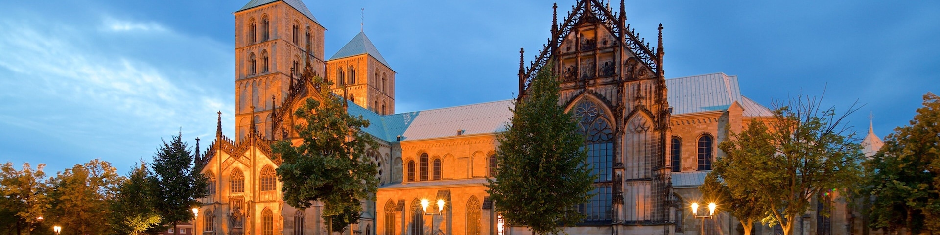 Catedral de Münster caracterizando arquitetura de patrimônio, uma praça ou plaza e uma igreja ou catedral