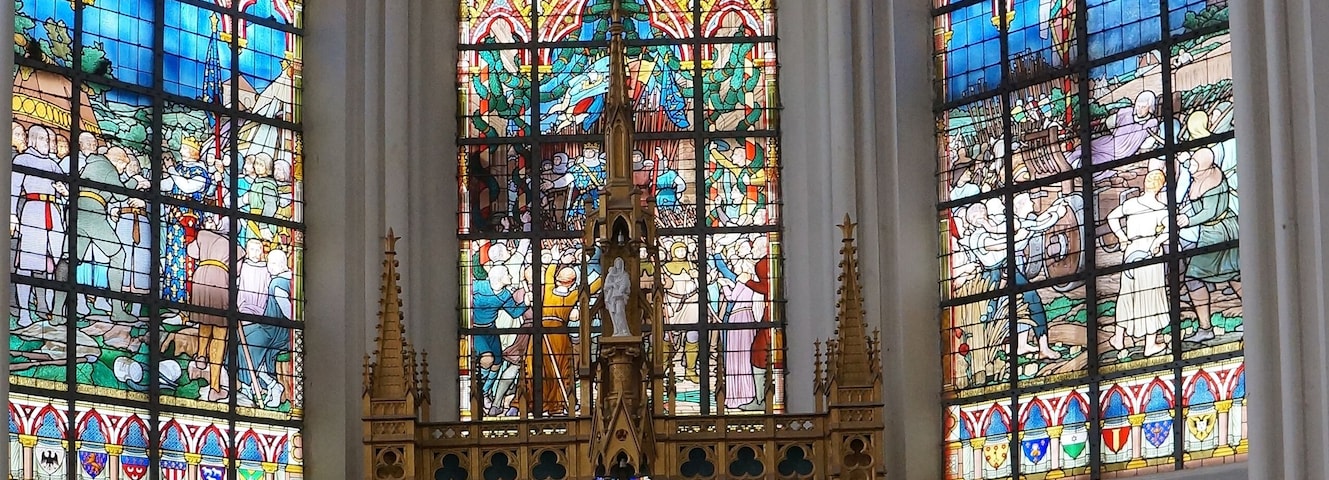 Vitraux 19, 20 et 21 du chœur de l'église Saint Pierre retraçant la bataille de Bouvines en 1214. Bouvines, Nord.-Nord-Pas-de-Calais Vitrail 19 à gauche: Le roi Philippe Auguste libère ses prisonniers sauf Ferrand et Renaud. Vitrail 20 à droite: L'armée victorieuse sillonne les campagnes, Ferrand est la risée des paysans. Vitrail 21 au centre:L'armée victorieuse entre dans Paris, acclamée par la foule.