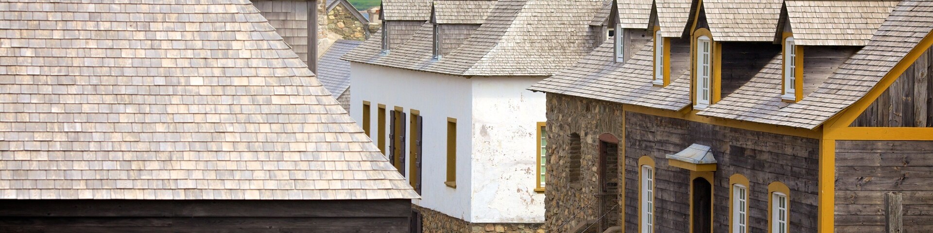 Fortress Louisbourg National Historic Site featuring a house, heritage architecture and a small town or village