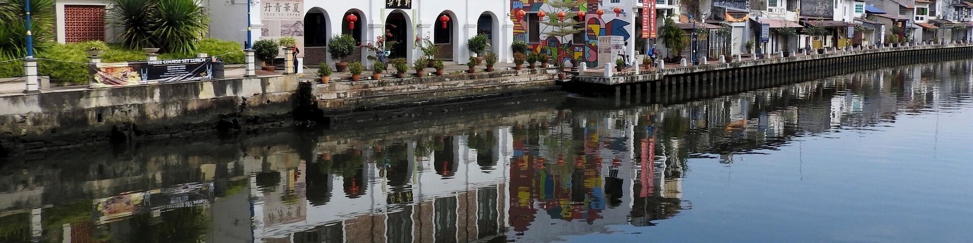 The river was the main artery of trade for Melaka in its heyday when it was bustling with traders from all around the world.
Some buildings from that era still stand majestically by the river, which is also lined by old villages, or kampungs, and modern day buildings.
#River
#LikeALocal