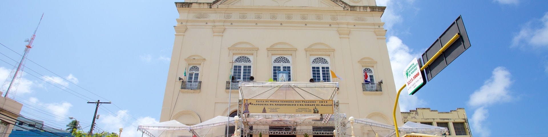 Uma igreja histórica com duas torres sineiras e uma cúpula central.