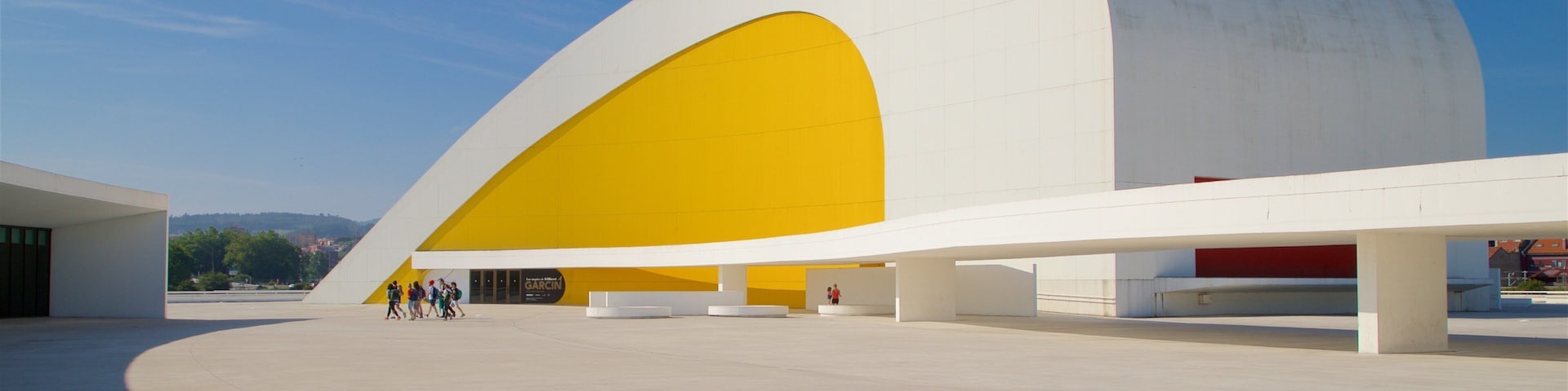 Centro Cultural Oscar Niemeyer caracterizando arquitetura moderna assim como um pequeno grupo de pessoas