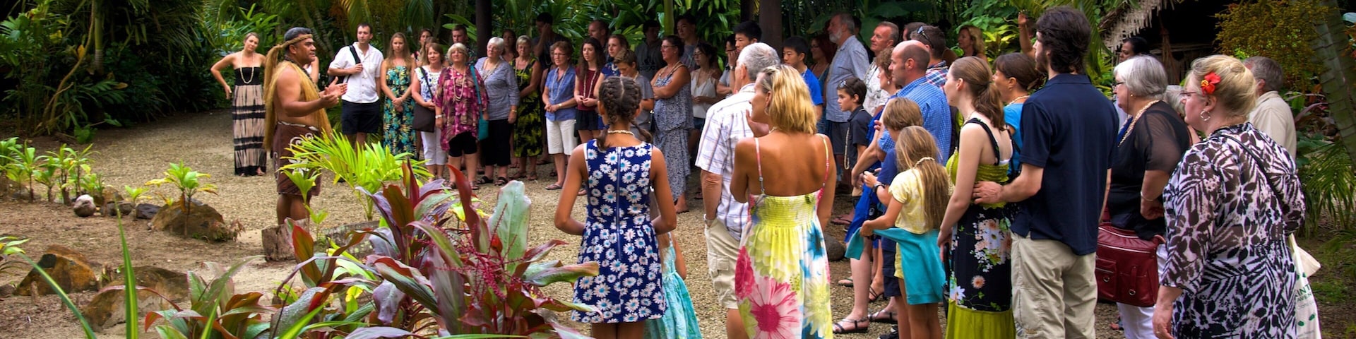 Vila de Te Vara Nui assim como um grande grupo de pessoas