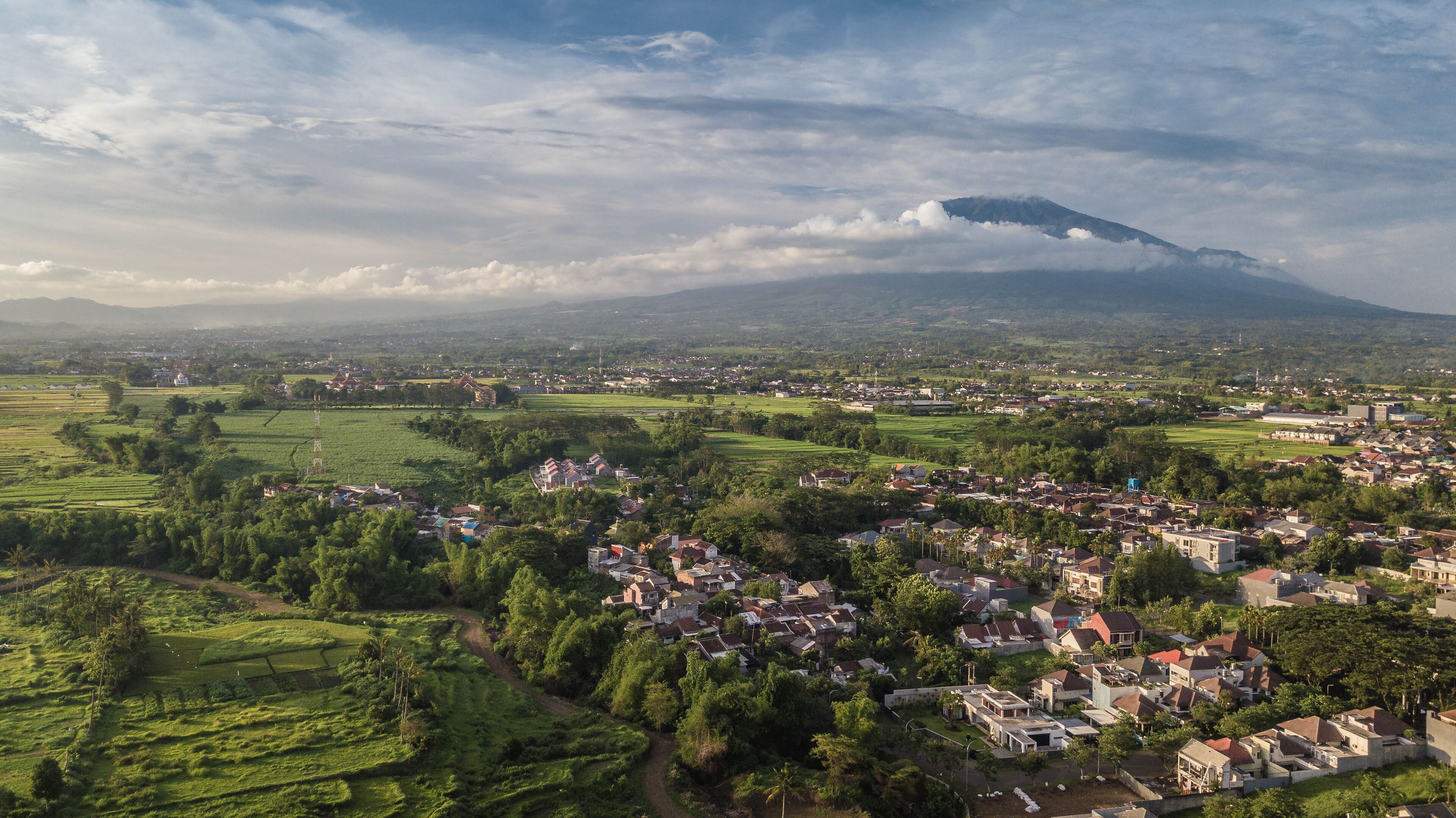 Uma cidade com uma montanha ao fundo.