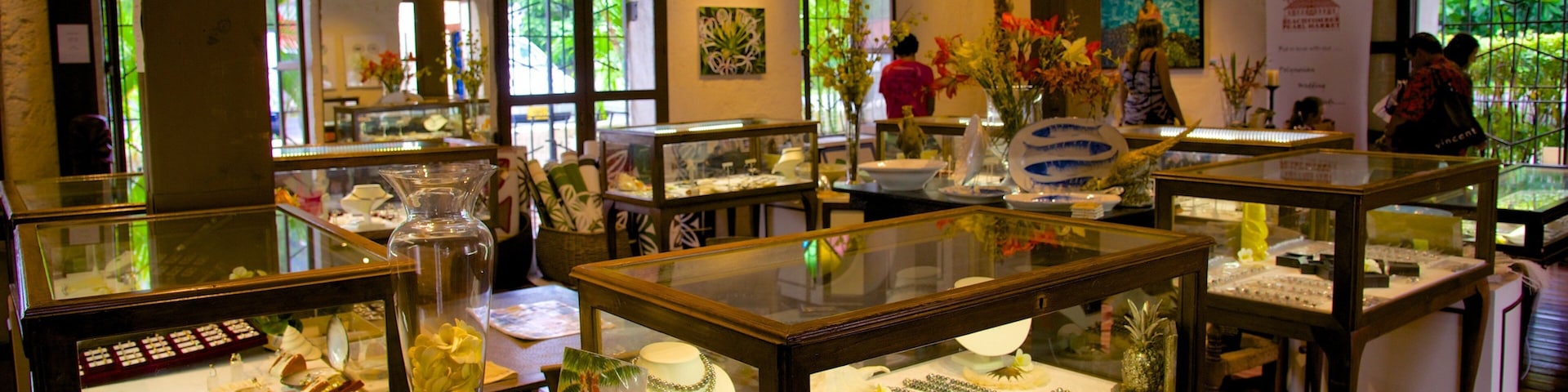 Beachcomber Pearl Market caracterizando compras e vistas internas