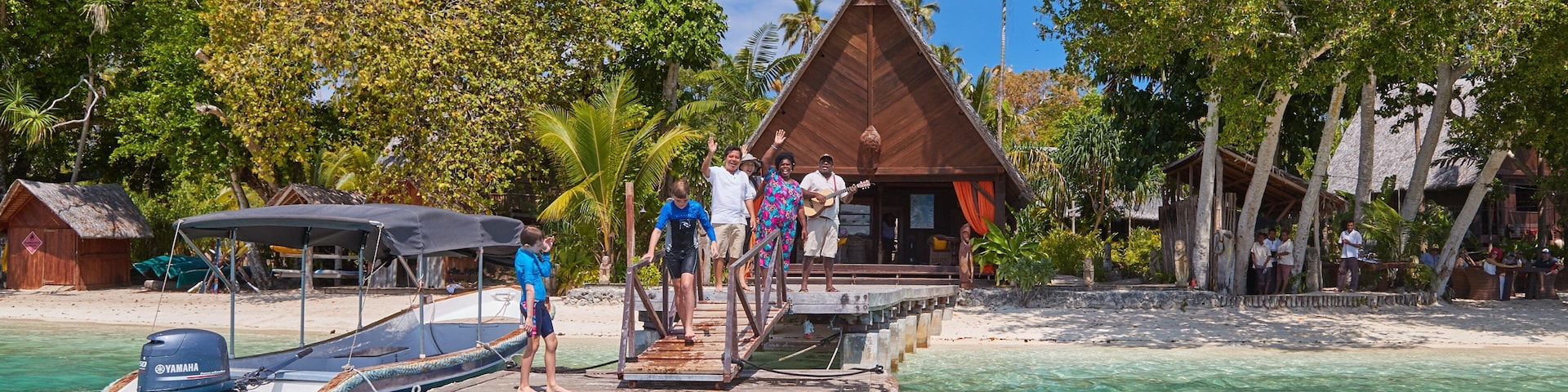 Ilha Ratua caracterizando uma praia e cenas tropicais assim como um pequeno grupo de pessoas
