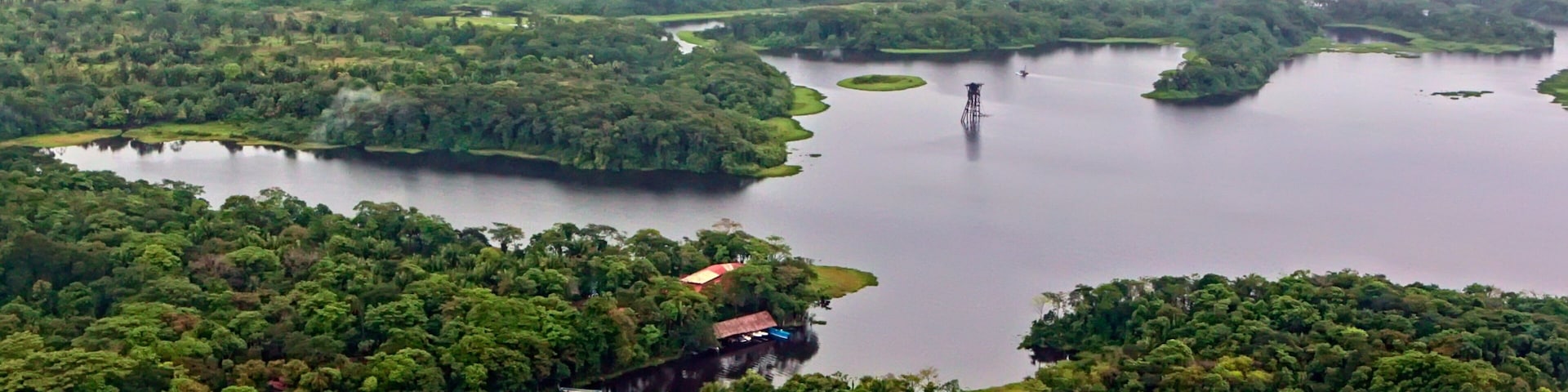 Rio San Juan que inclui um rio ou córrego e cenas de floresta