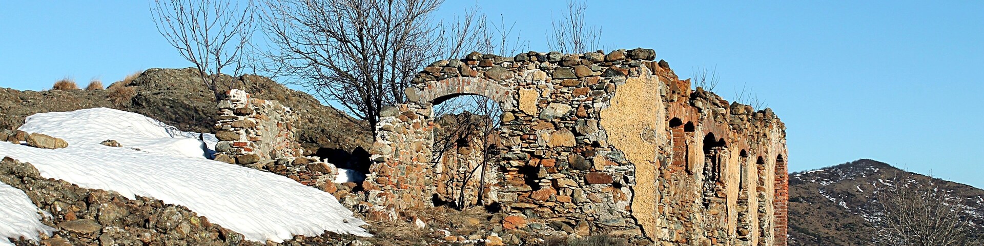 This is a dismissed militar sighting point(or watchtower), destroyed during Italian resistance movement. This place is near Tiglieto, Genoa, Liguria and although with another structure, was used since medieval Saracen's raids