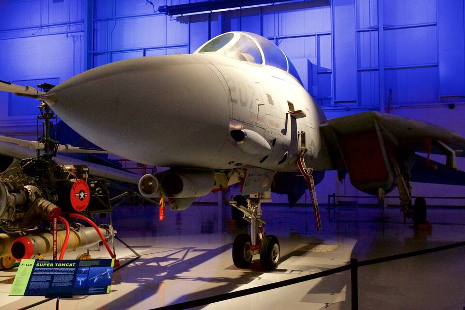 Uma aeronave Super Tomcat F-14D em exposição, com uma apresentação detalhada do seu motor e outros componentes.