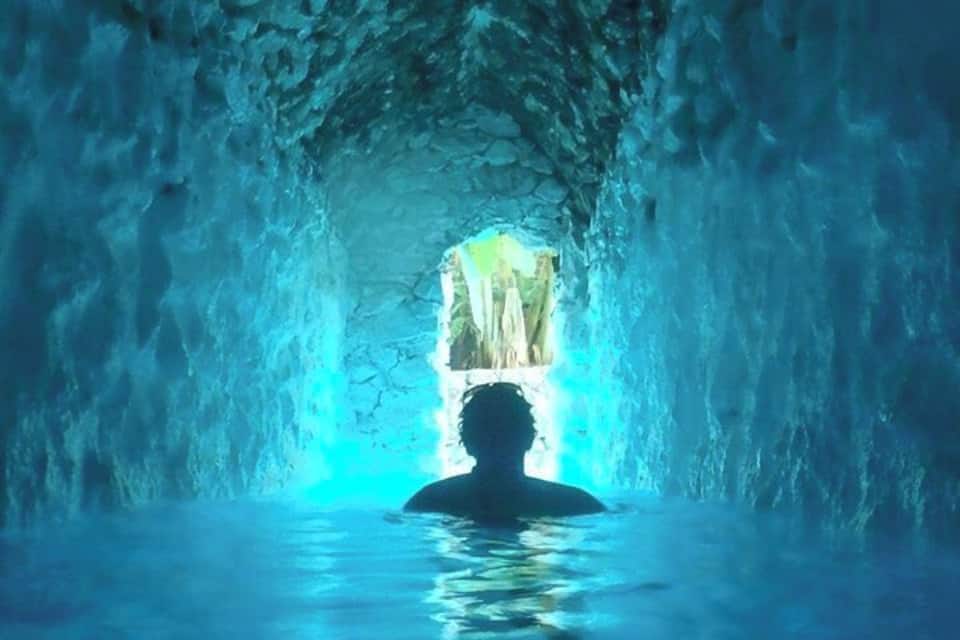 Uma pessoa em uma caverna com uma janela.