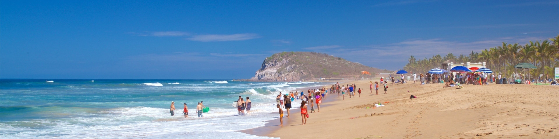 Mazatlan caracterizando uma praia de areia, paisagens litorâneas e surfe