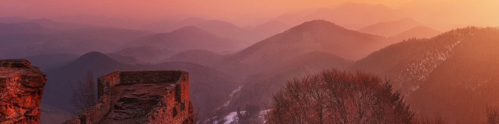 Die Wegelnburg,
Sie gilt als höchste Burg von Rheinland-Pfalz und bietet spektakuläre Aussichten über den Pfälzerwald. Man erreicht sie über einen recht steilen Fußweg vom Dörfchen Nothweiler in gut einer Stunde.
#Wegelnburg #Palatinate_forest #Pfälzerwald #Germany #Nothweiler #Burgen #Wandern