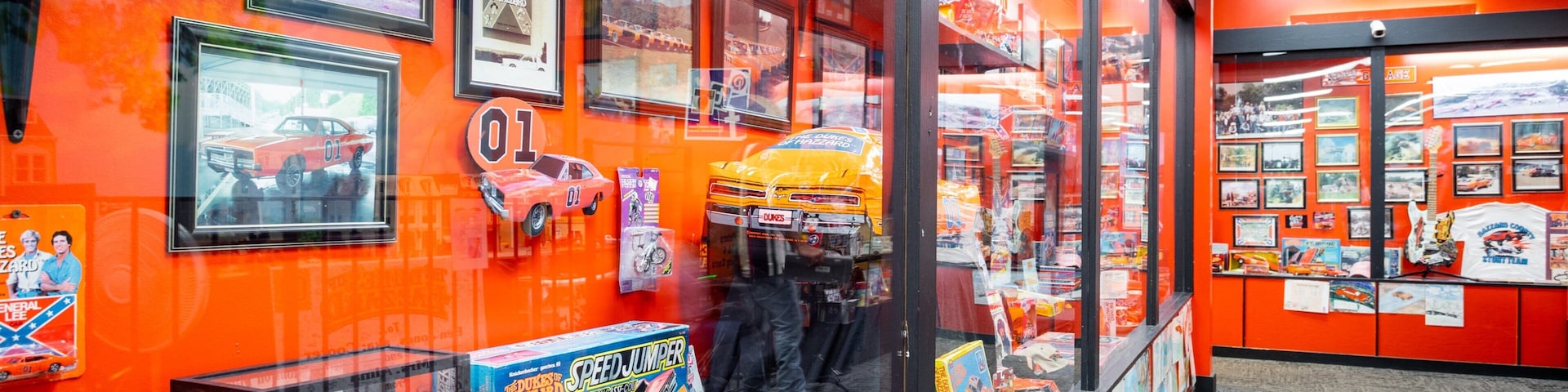 Cooter\'s Place showing interior views