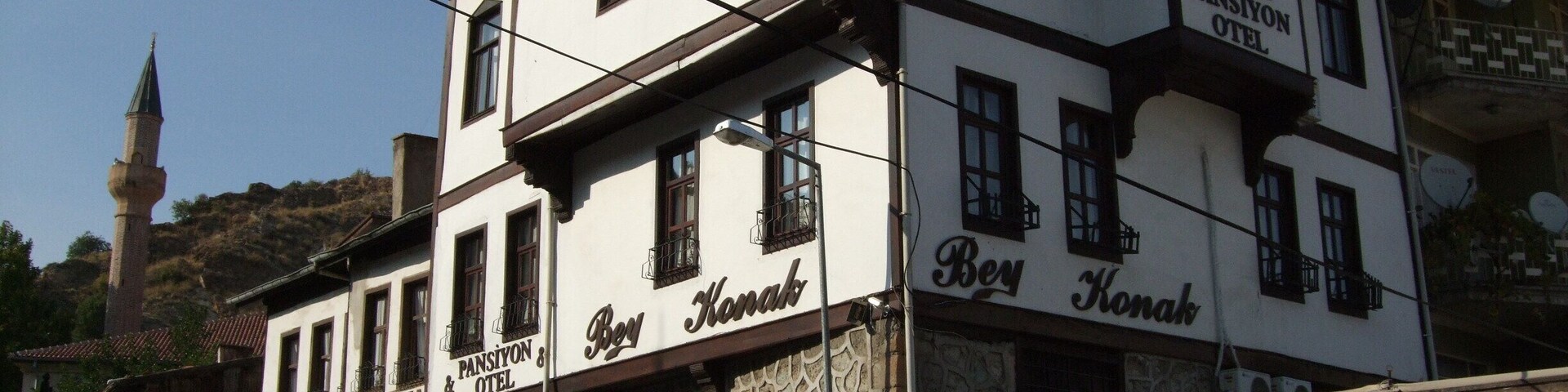 Um edifício de dois andares com a placa