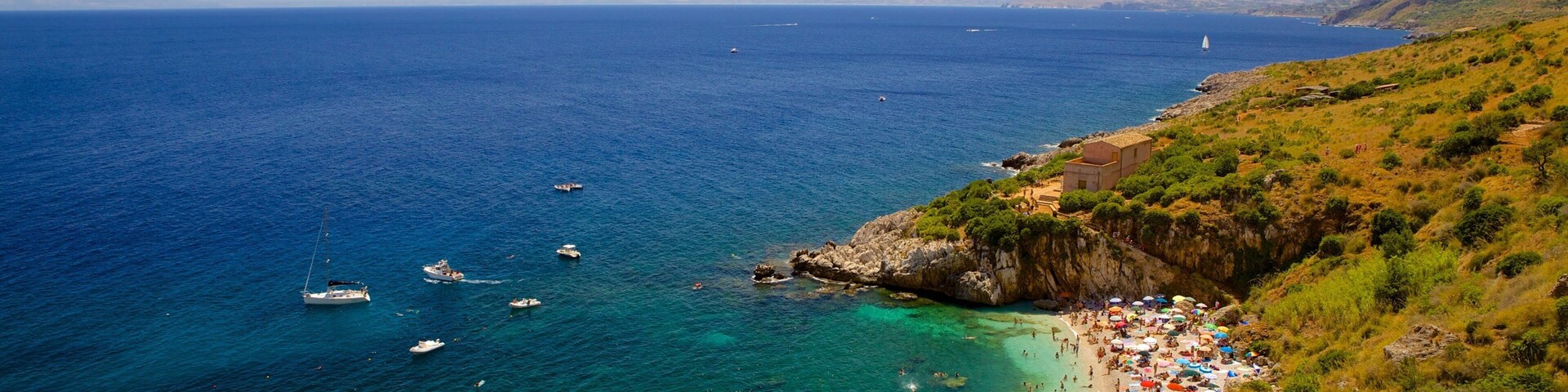 Praia do Zingaro caracterizando paisagem, litoral acidentado e uma baía ou porto