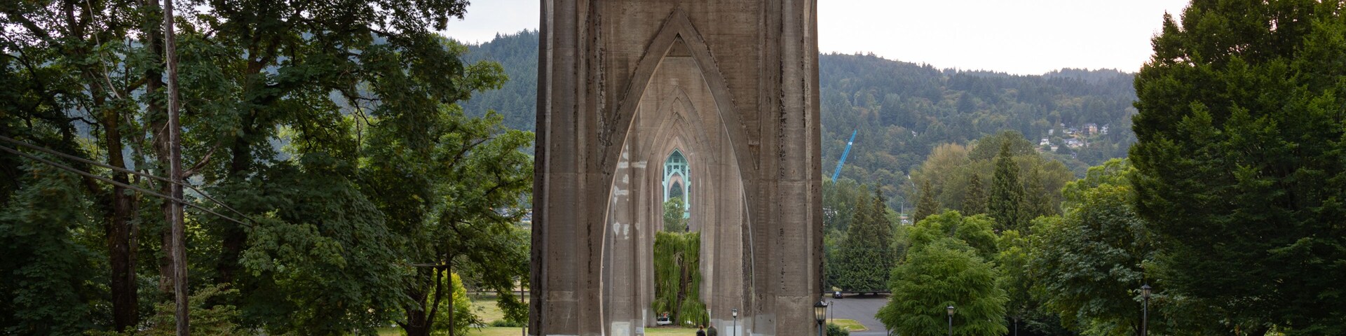 Cathedral Park showing a bridge