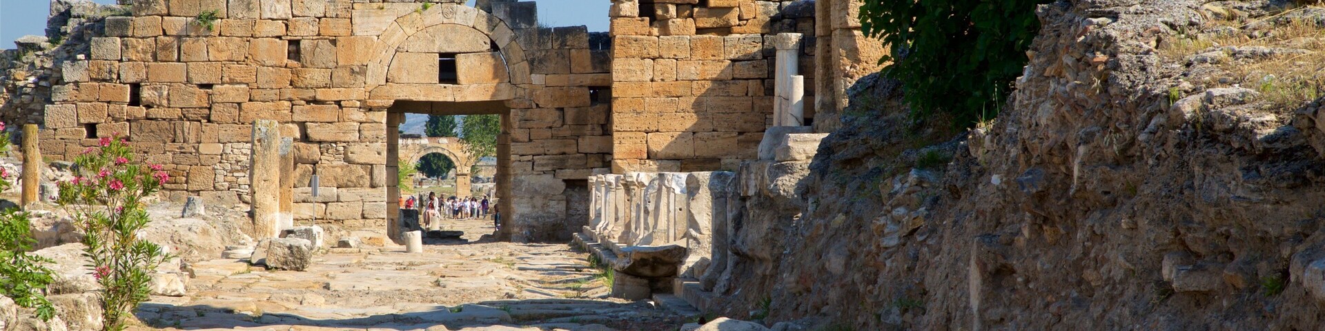 Hierápolis que inclui ruínas de edifício