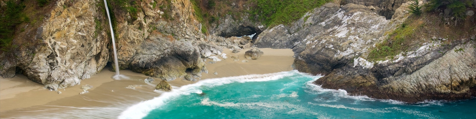 Cachoeira McWay Falls mostrando uma baía ou porto, litoral acidentado e uma praia de areia