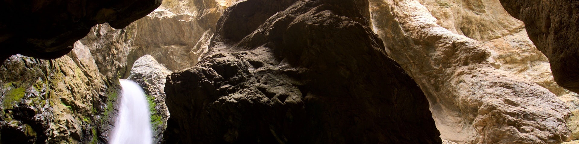 Zapata Falls que inclui um desfiladeiro ou canyon