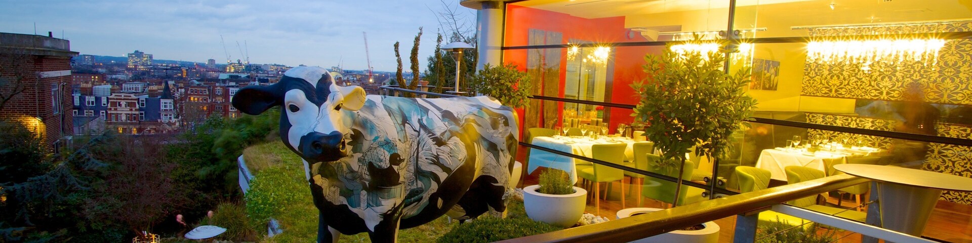 Kensington Roof Gardens featuring a statue or sculpture