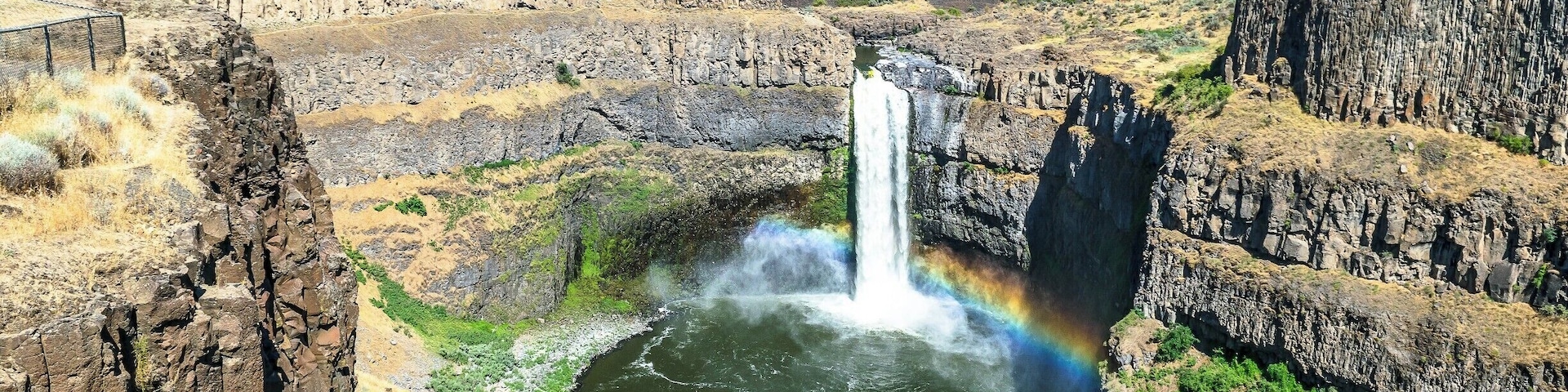 Beautiful tallest waterfalls in Washington state. Cost $10 cash to enter the state park. Also u can swim here but u gotta hike all the way down to the bottom.